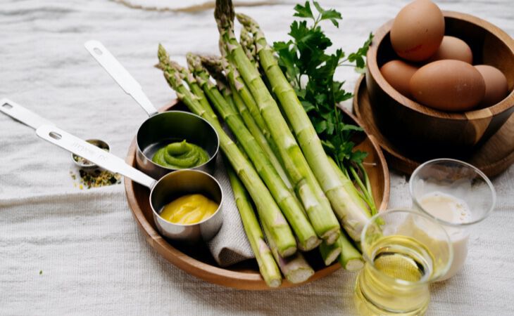 Easter brunch: Roasted asparagus with easy vegan wasabi-hollandaise ...