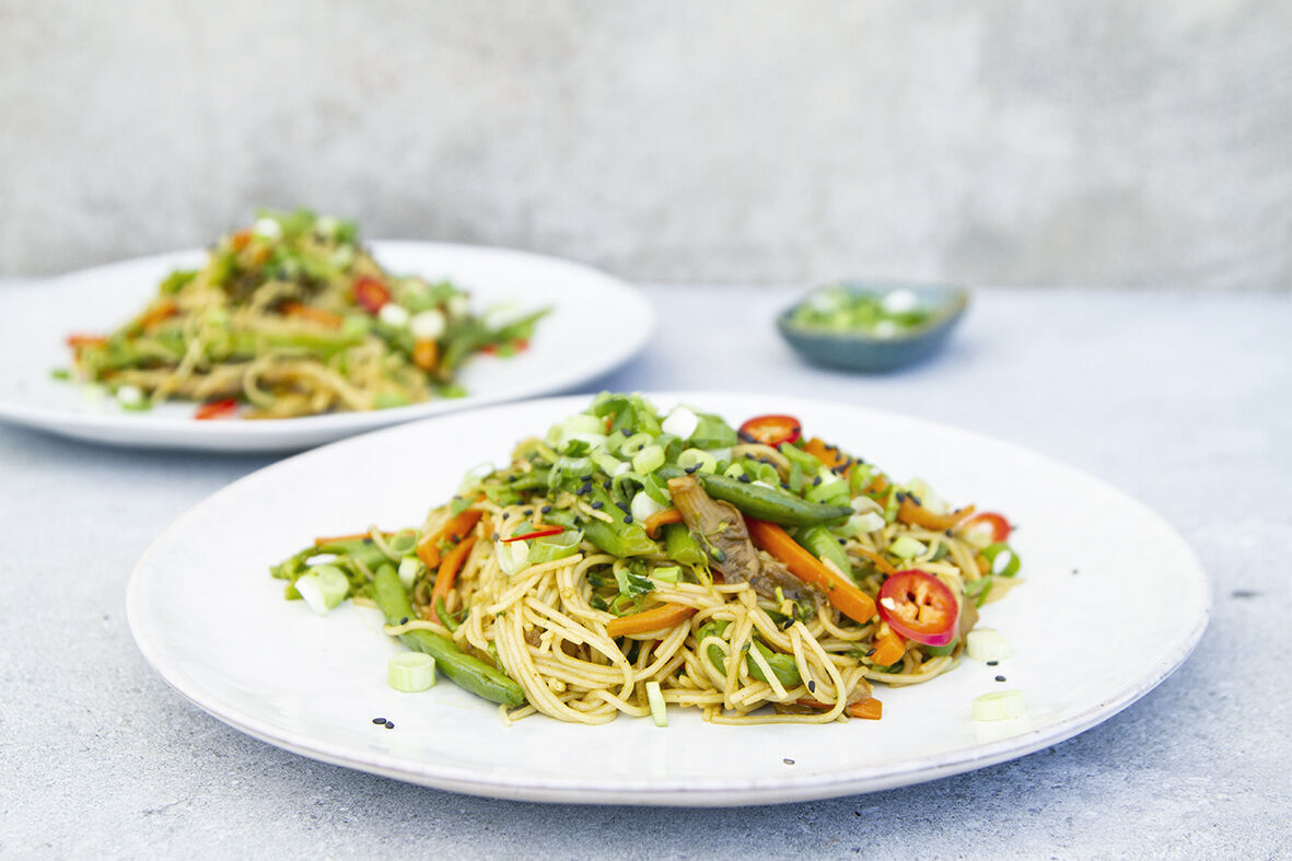 Veggie Singapore-style noodles with bimi and crispy carrot | Rituals ...