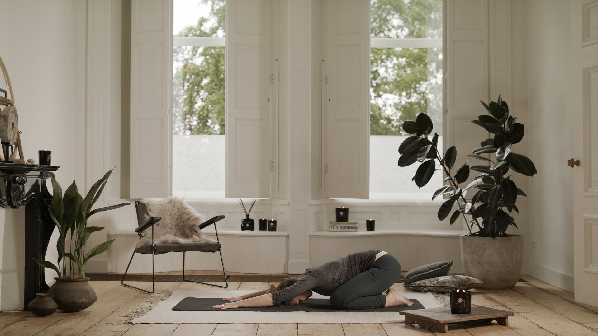 Full moon yoga flow to renew your balance on restless nights | Rituals ...