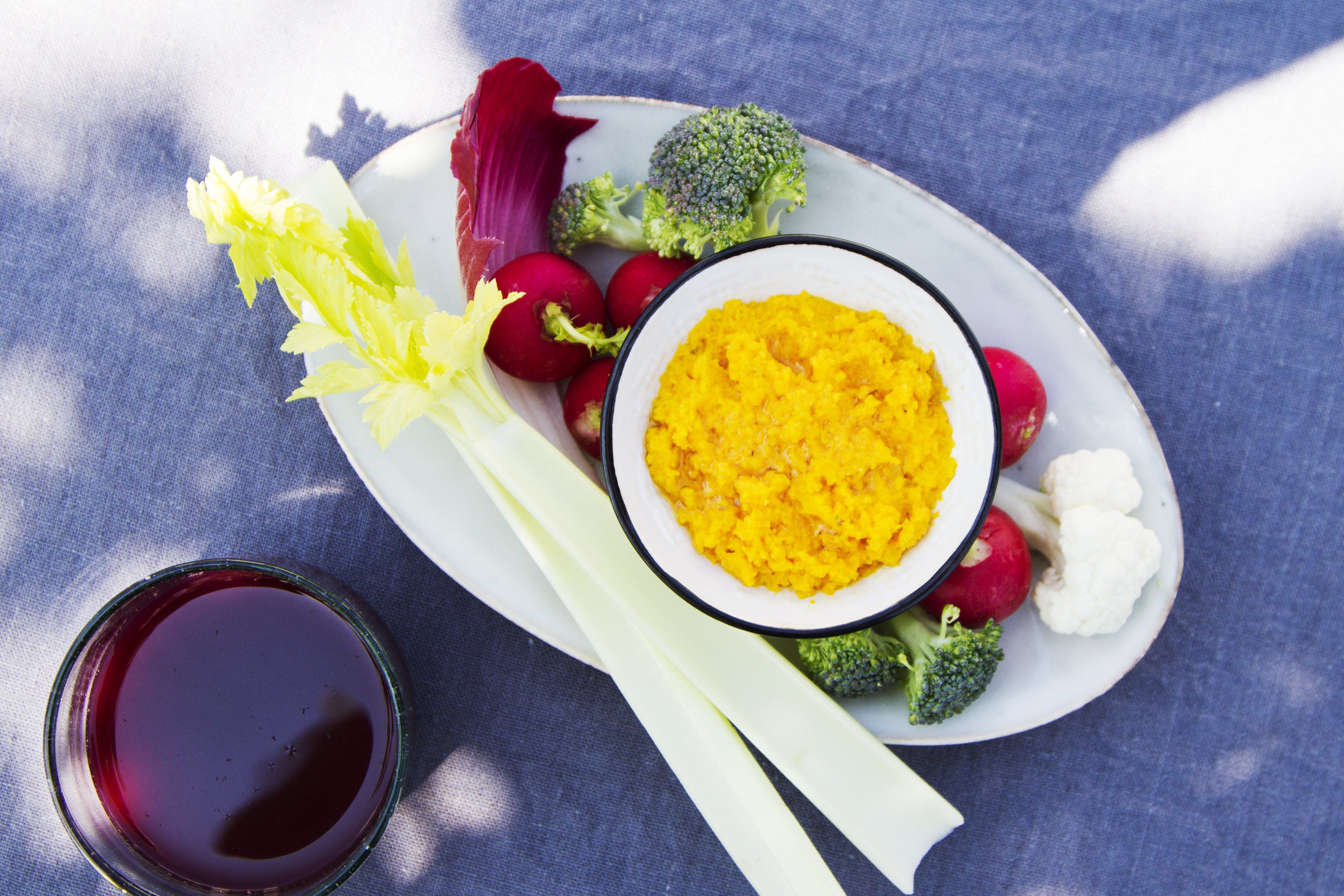 Healthy snack: Indian carrot dip with vegetables | Rituals Singapore